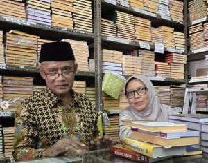 Haedar Nashir dan Kitab yang Belum Terbeli: Sebuah Kisah dari Toko ...